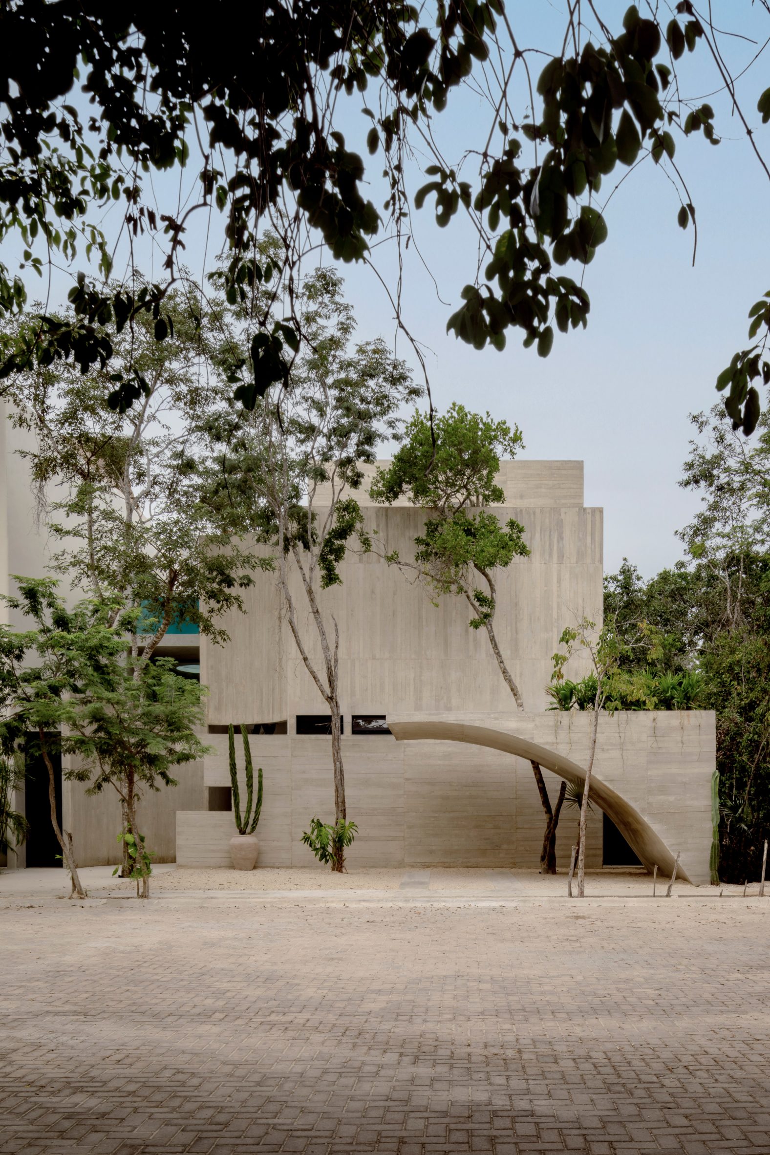 沉浸於天然井中的靜謐避風港 | 粗曠主義混凝土 Villa Cava | 瘋設計 FUNDESIGN